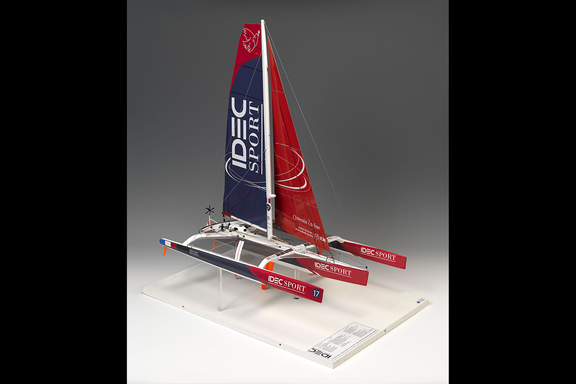 Model of the trimaran Idec Sport | Musée national de la Marine