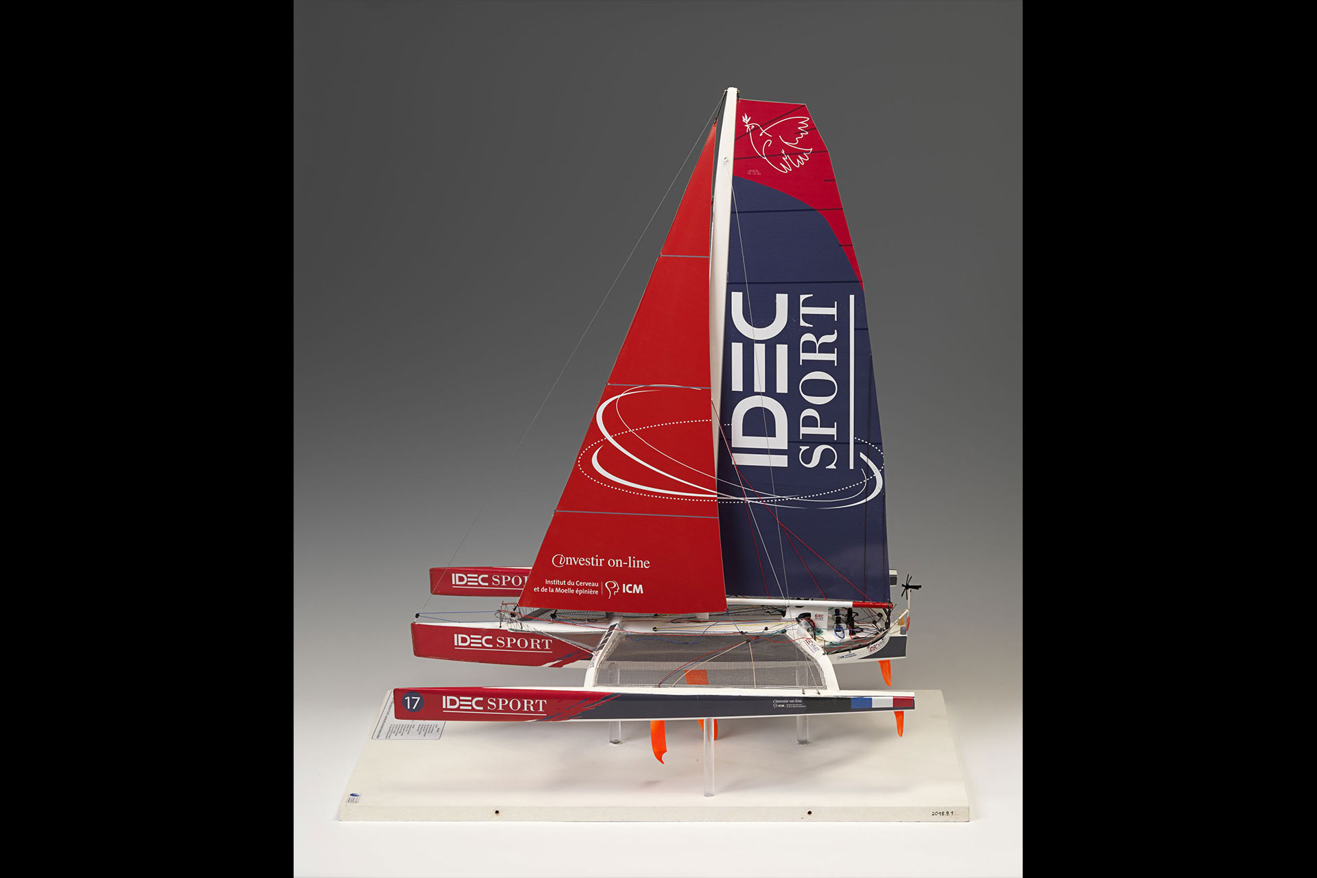 Model of the trimaran Idec Sport | Musée national de la Marine