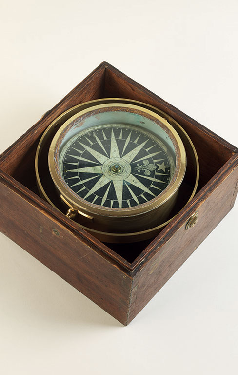 Steering and bearing compasses | Musée national de la Marine